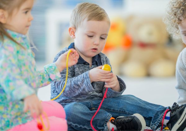 Les grandes étapes du développement moteur de l'enfant - Hello Merlin