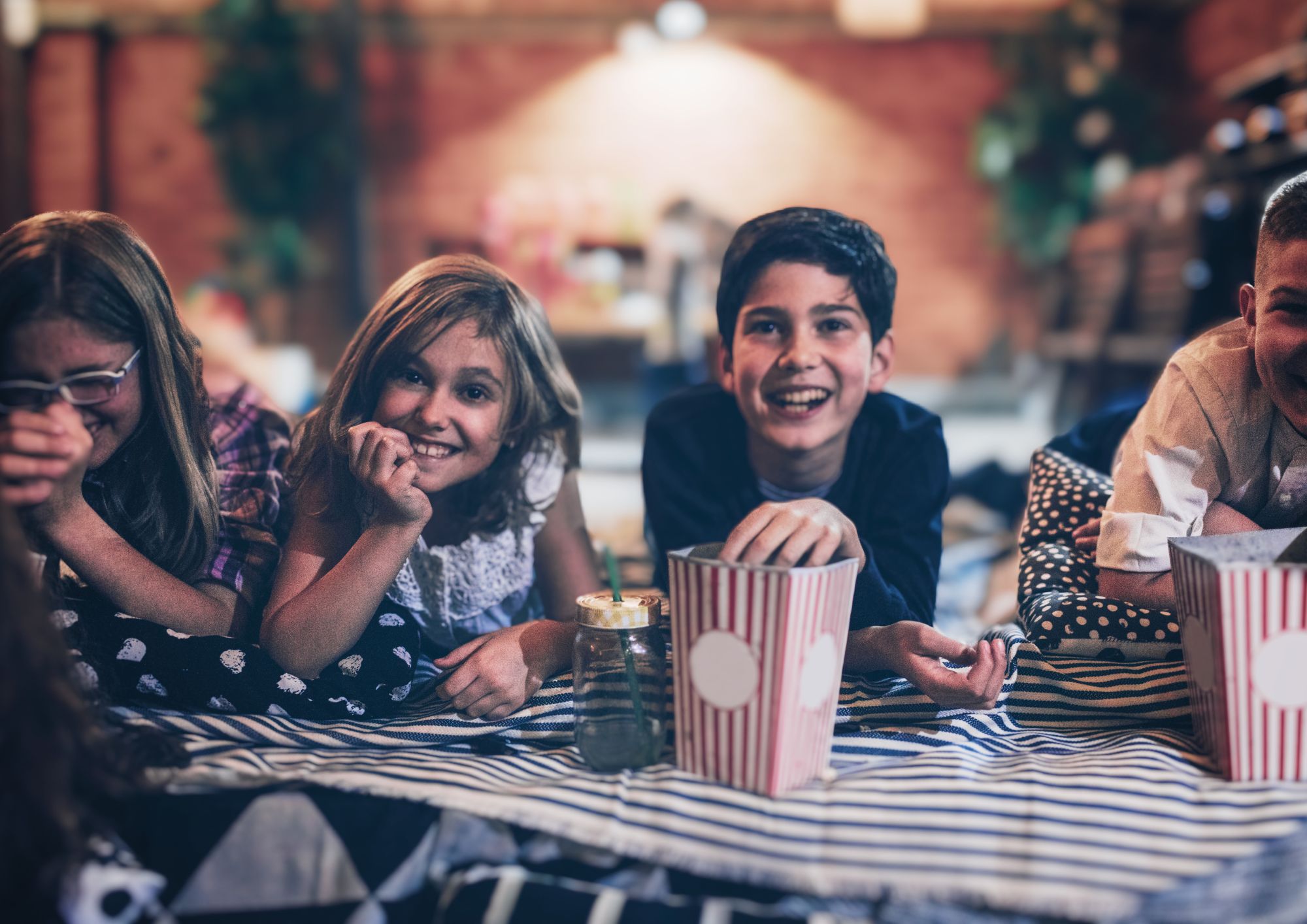 5 conseils pour organiser une soirée cinéma enfants à la maison - Hello ...